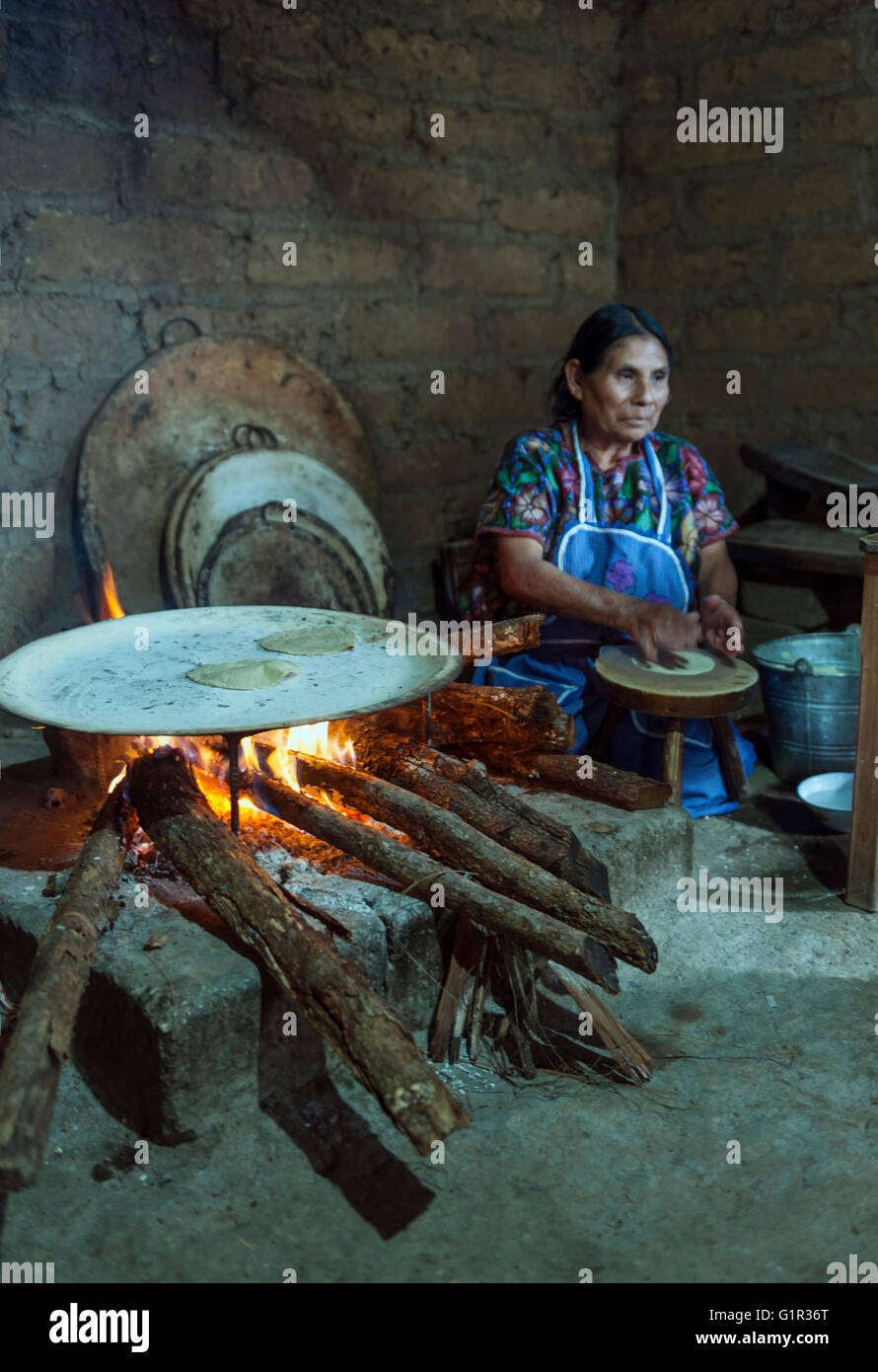 Indian woman baking tortillas. Chiapas, Mexico Stock Photo - Alamy