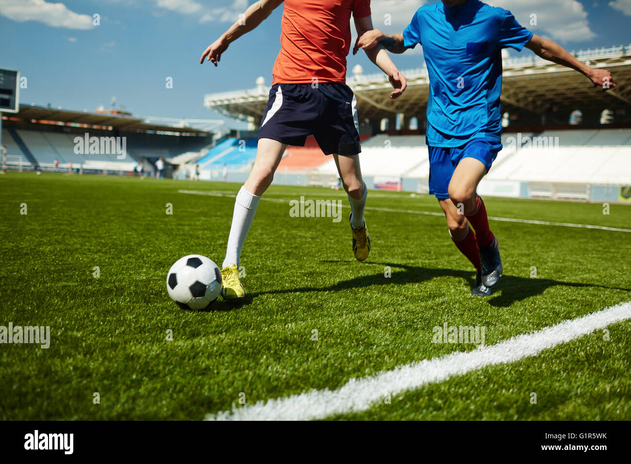 Running the line in football hi-res stock photography and images - Alamy
