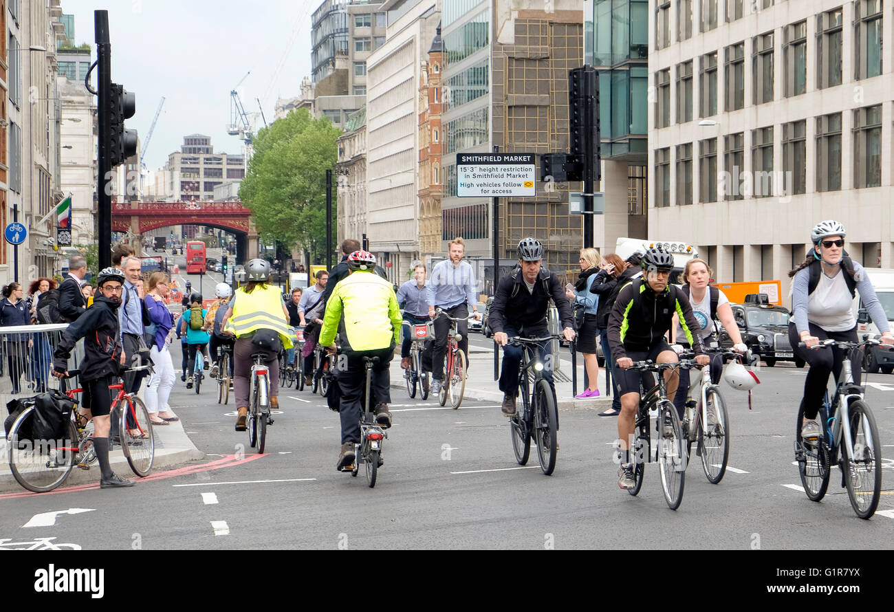 Cyclists on North-South Cycle Superhighway undertaking the evening ...