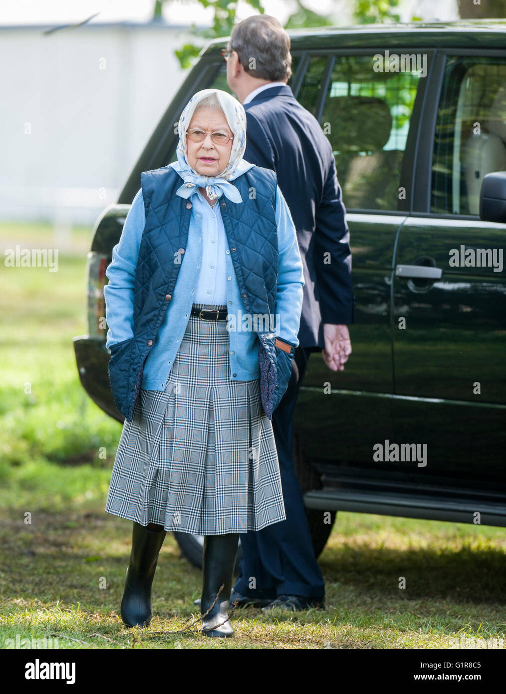 Queen driving range rover hi-res stock photography and images - Alamy