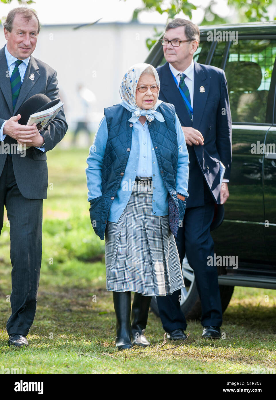 Queen driving range rover hi-res stock photography and images - Alamy