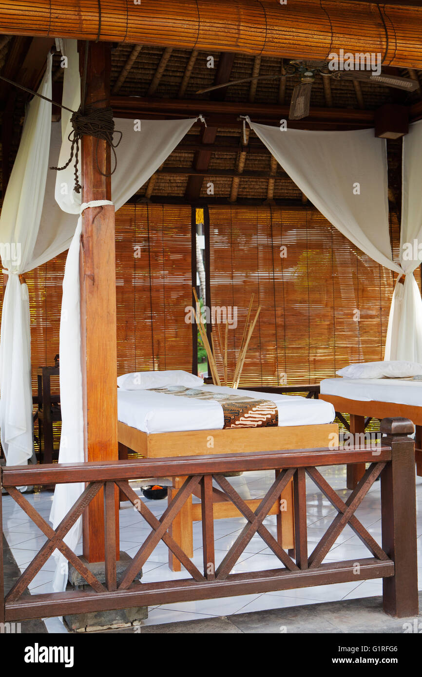 Place for relaxation in authentic asian wellness center Tropical ...