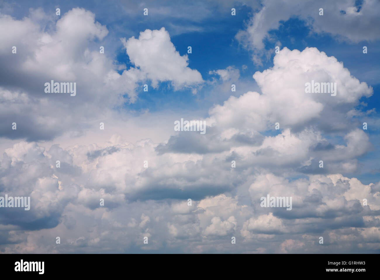 Cloudy sky on a overcast day Stock Photo - Alamy