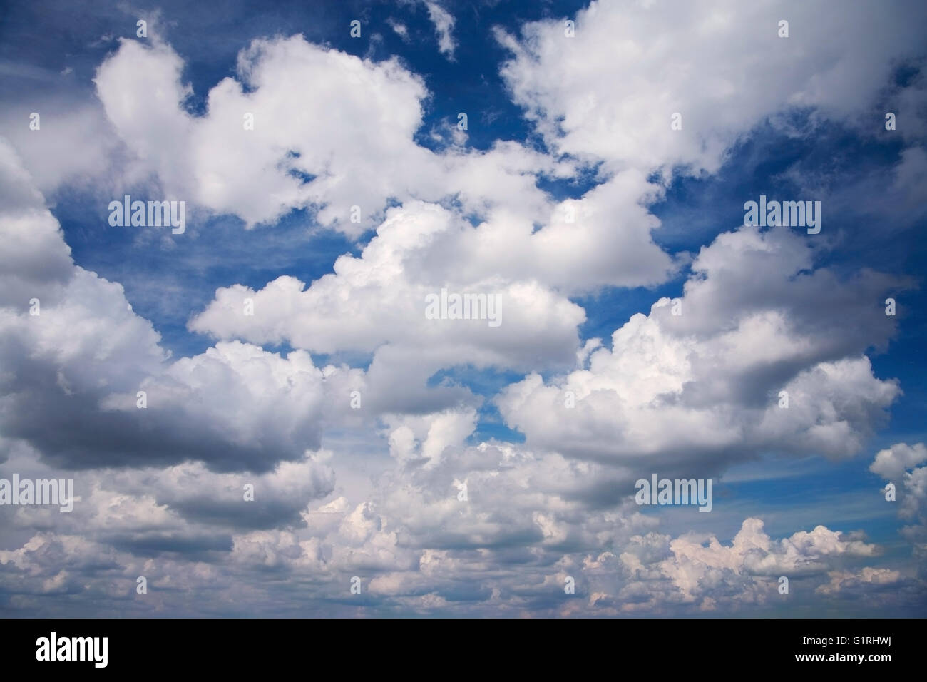 Cloudy sky on a overcast day Stock Photo - Alamy
