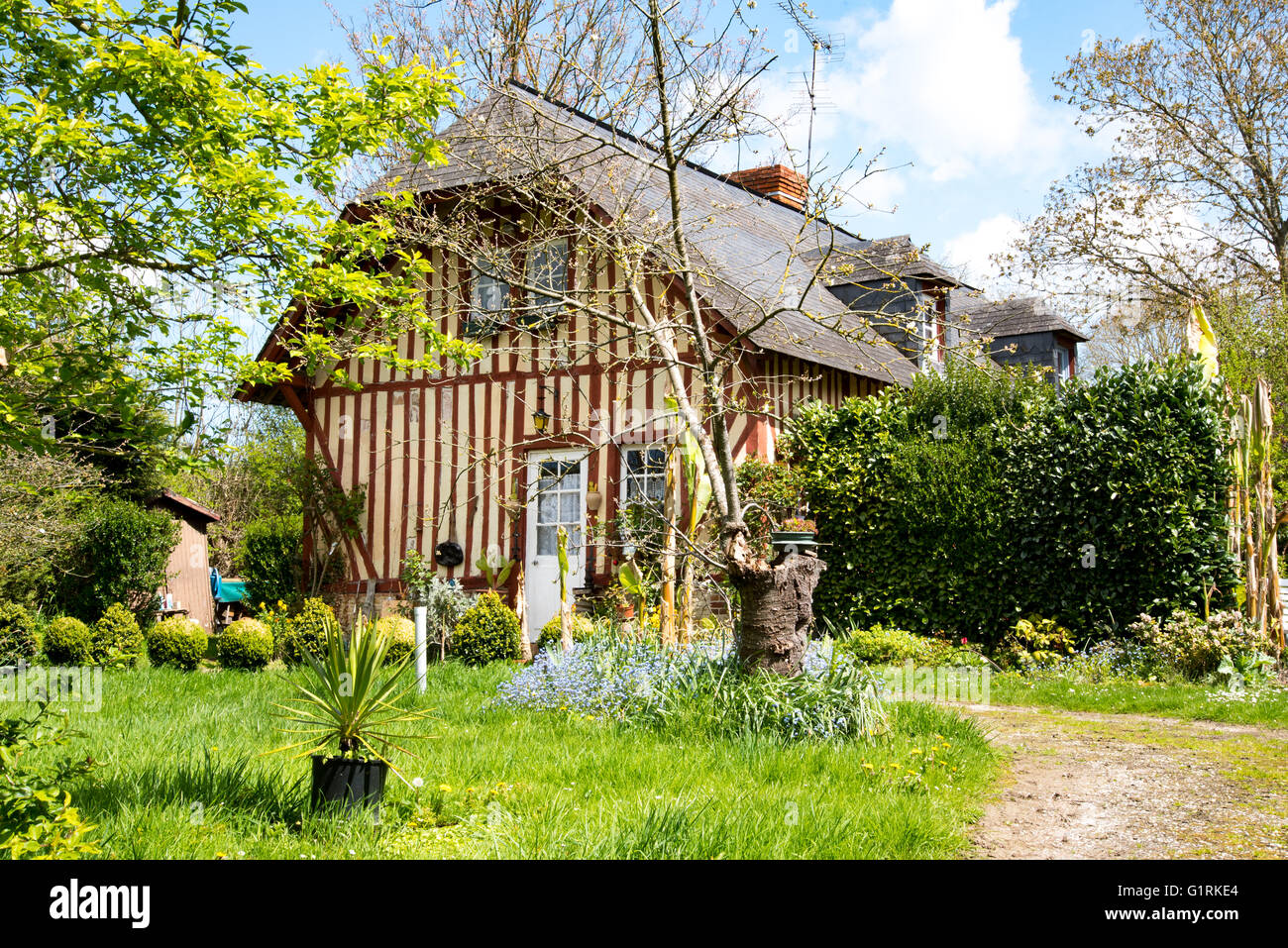 Normandy farmhouse village hi-res stock photography and images - Alamy