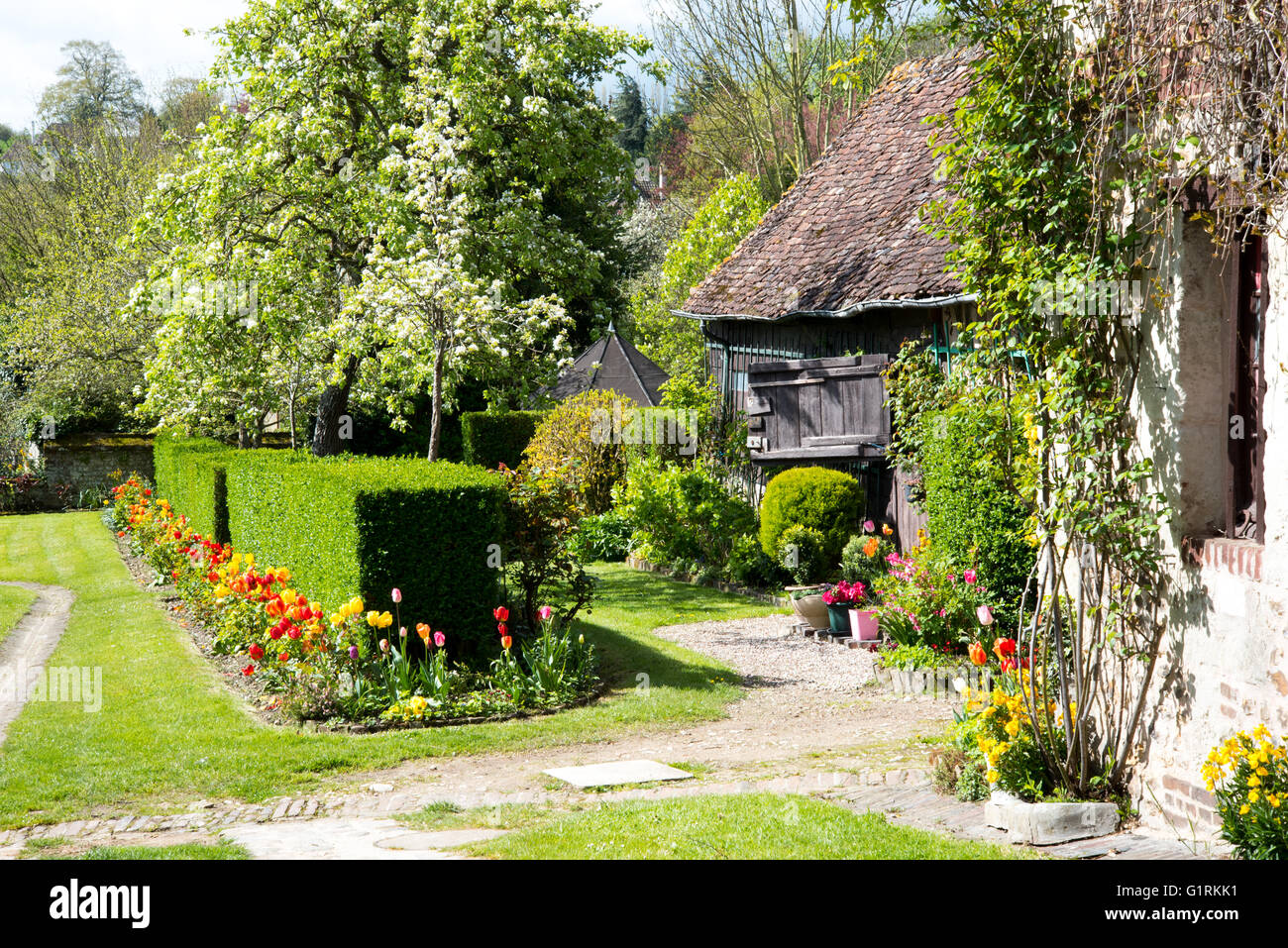 Pretty garden in French village of Beaumont-en-Auge, Normandy Stock ...