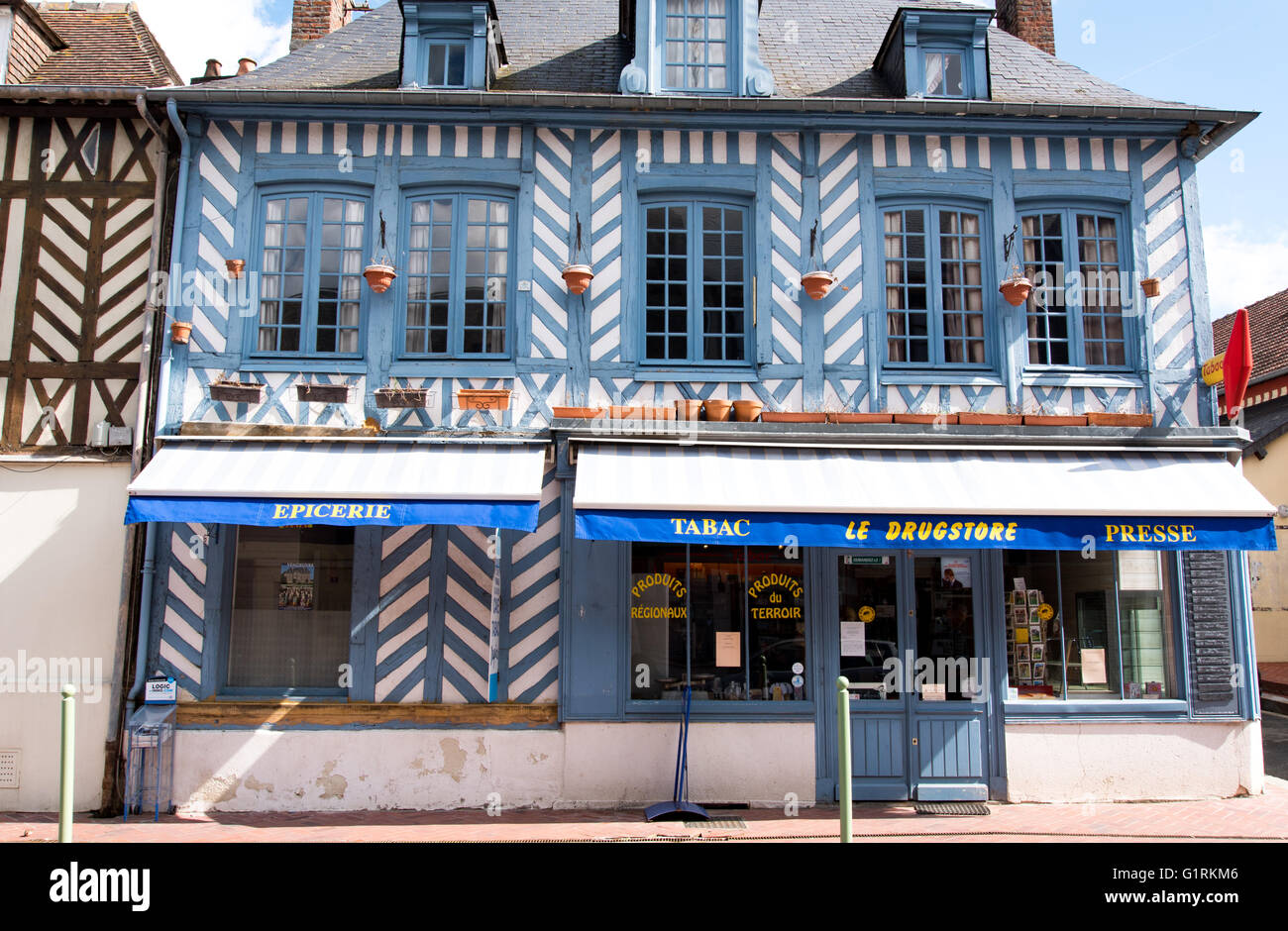 Pretty french building hi-res stock photography and images - Alamy