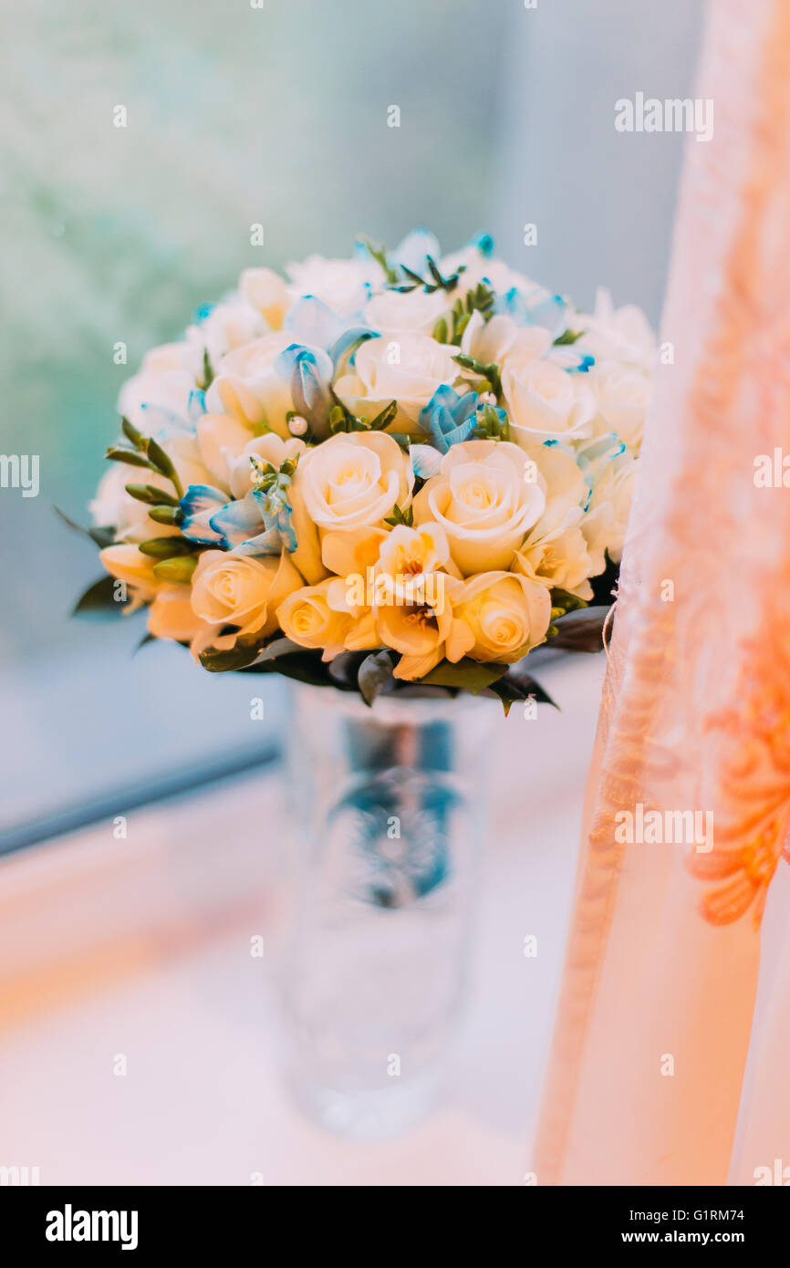 Beautiful bouquet of roses in crystal vase on window Stock Photo - Alamy