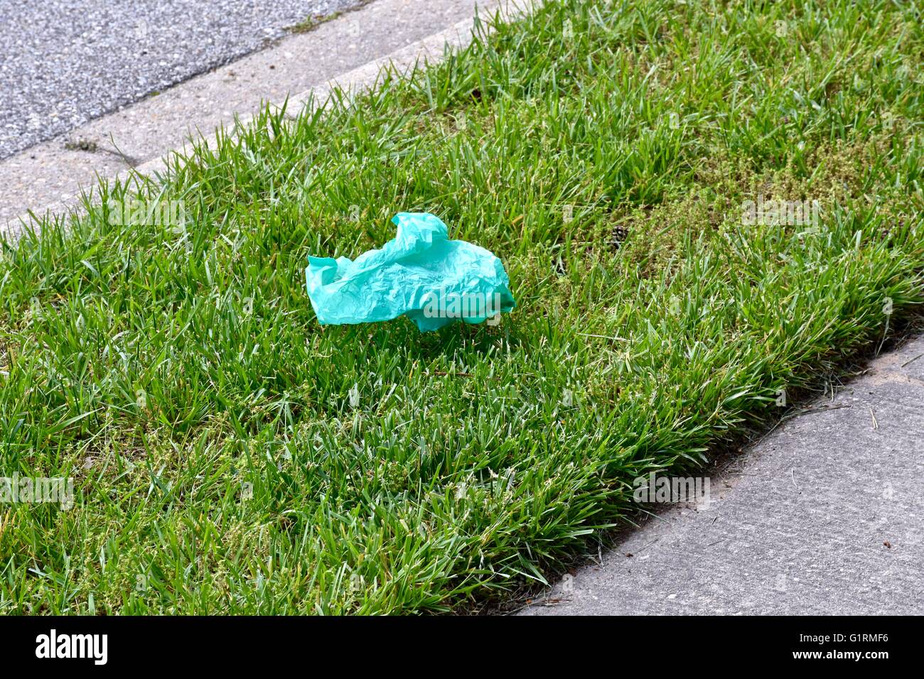Trash laying on the ground Stock Photo - Alamy