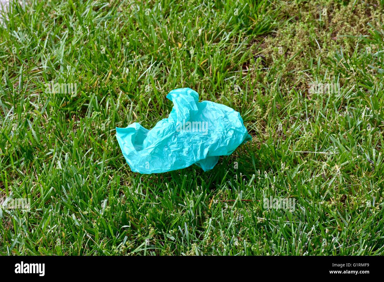 Trash laying on the ground Stock Photo - Alamy