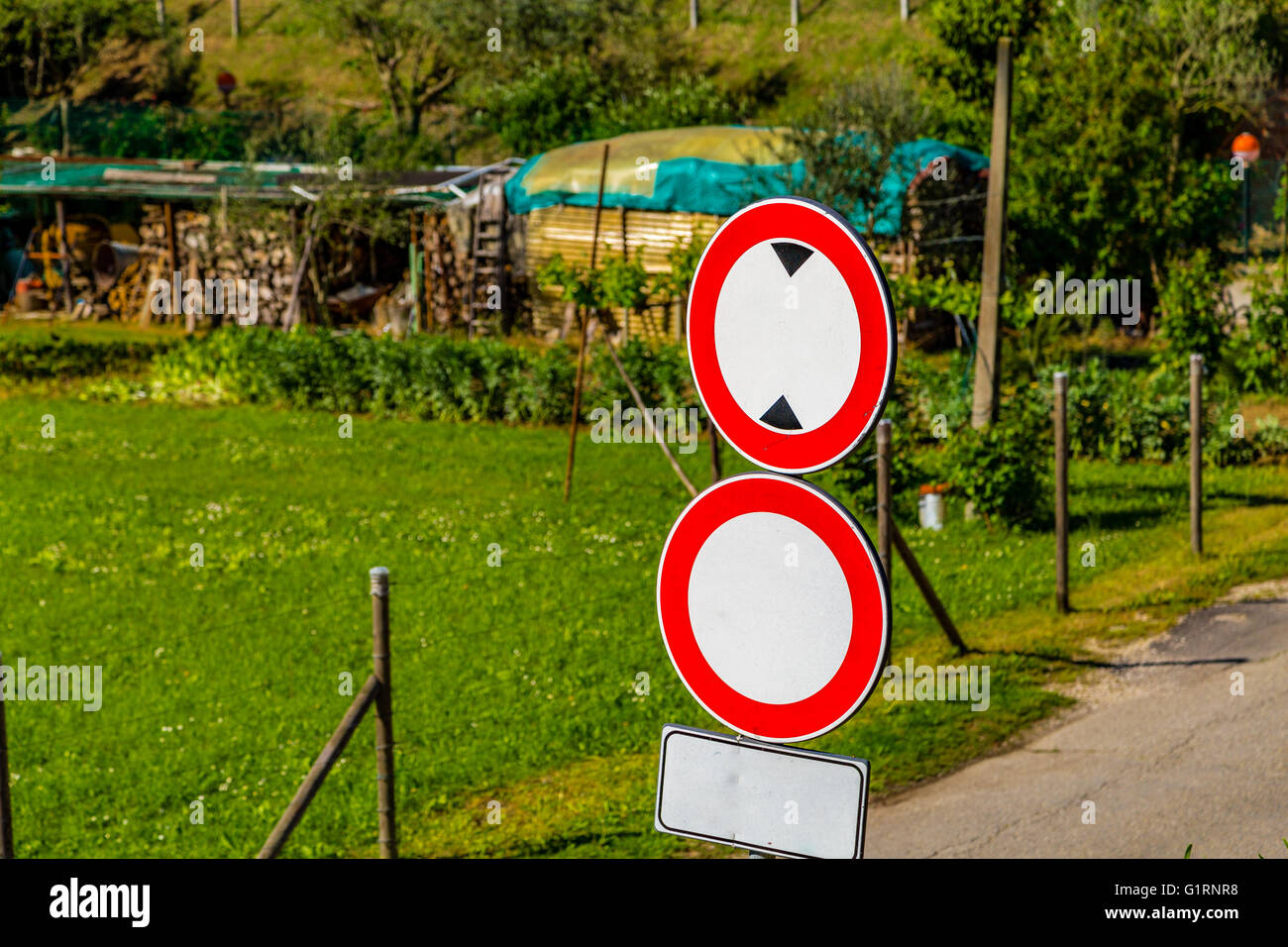 Country road writing hi-res stock photography and images - Alamy