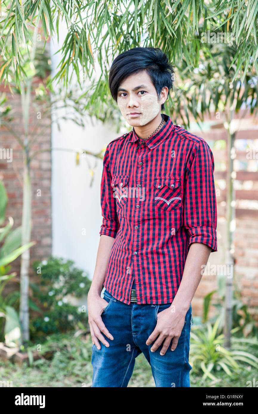 Burmese man looking straight at the camera hi-res stock photography and images - Alamy