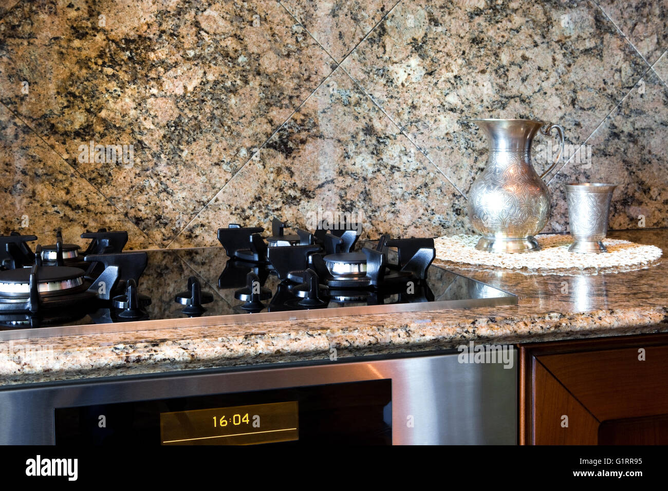 New modern gas cooker on modern kitchen Stock Photo - Alamy