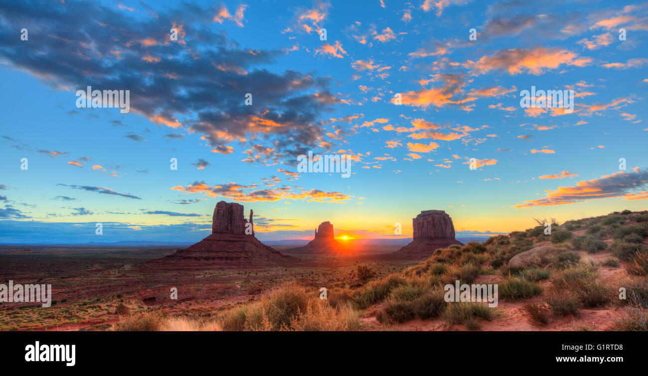 Sunrise, mesas West Mitten Butte, East Mitten Butte, Merrick Butte ...