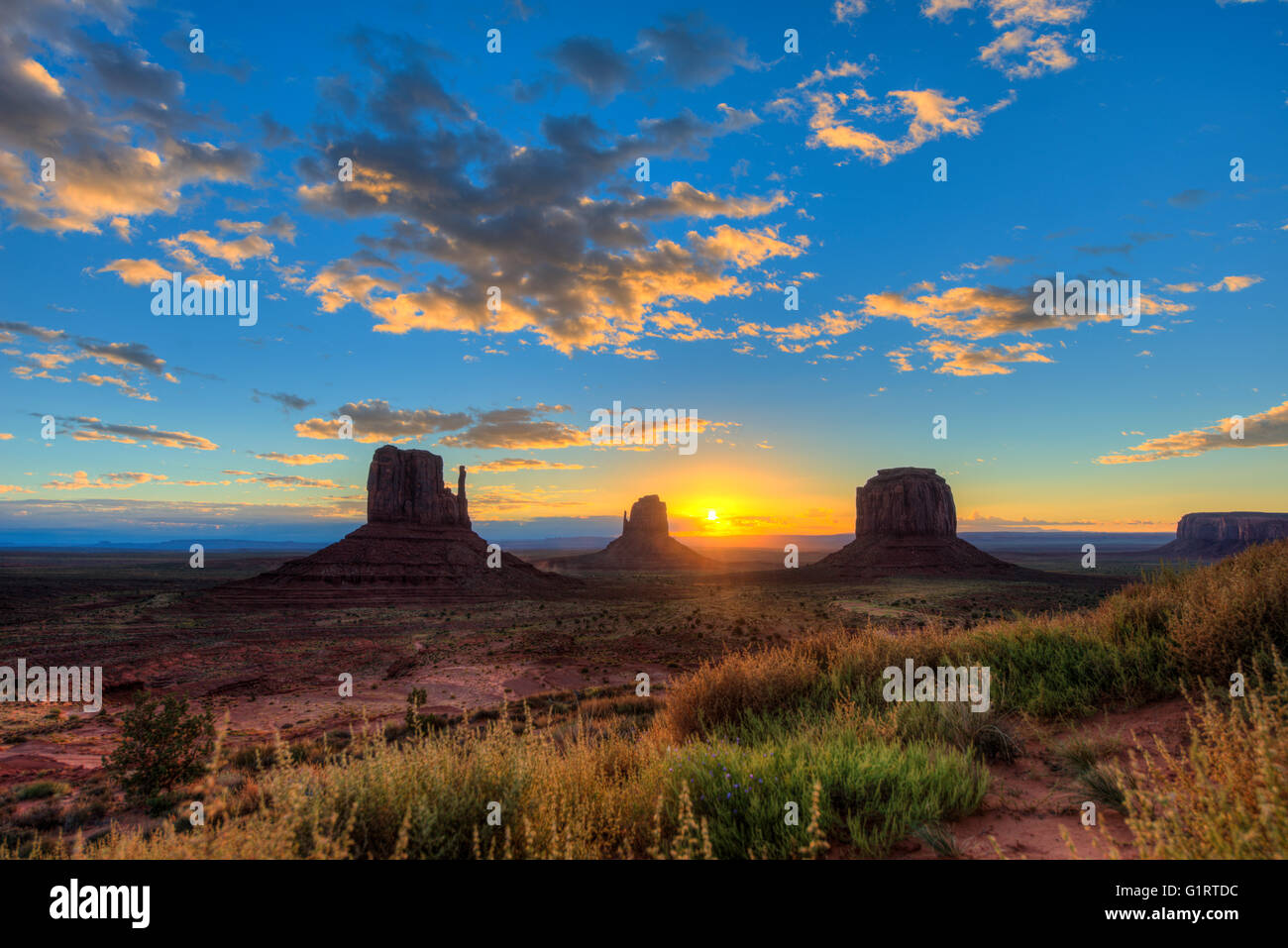 Sunrise, mesas West Mitten Butte, East Mitten Butte, Merrick Butte ...