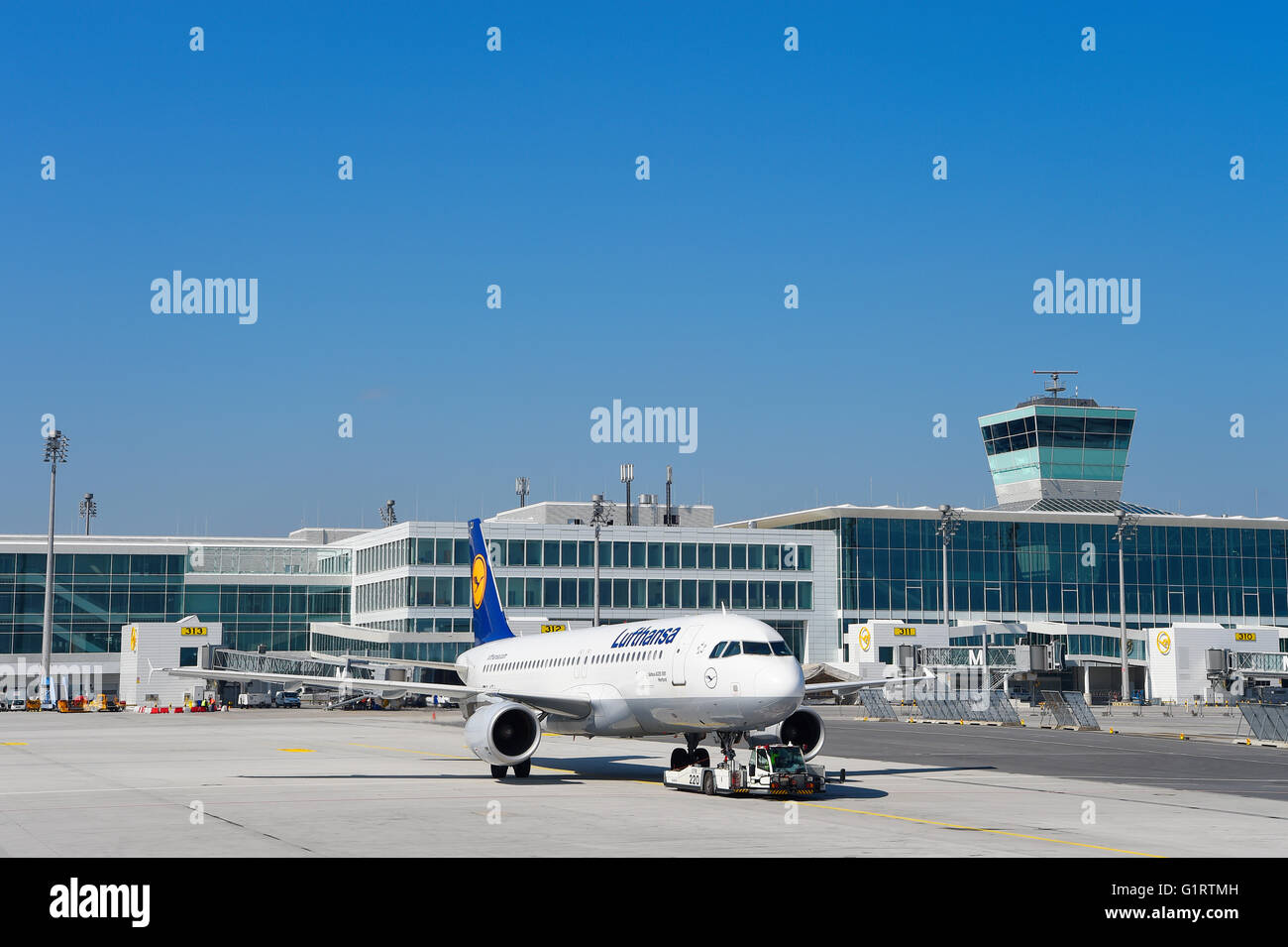 Lufthansa Airbus A 319-100, pushback, Tower, Satellite, Terminal 2 ...