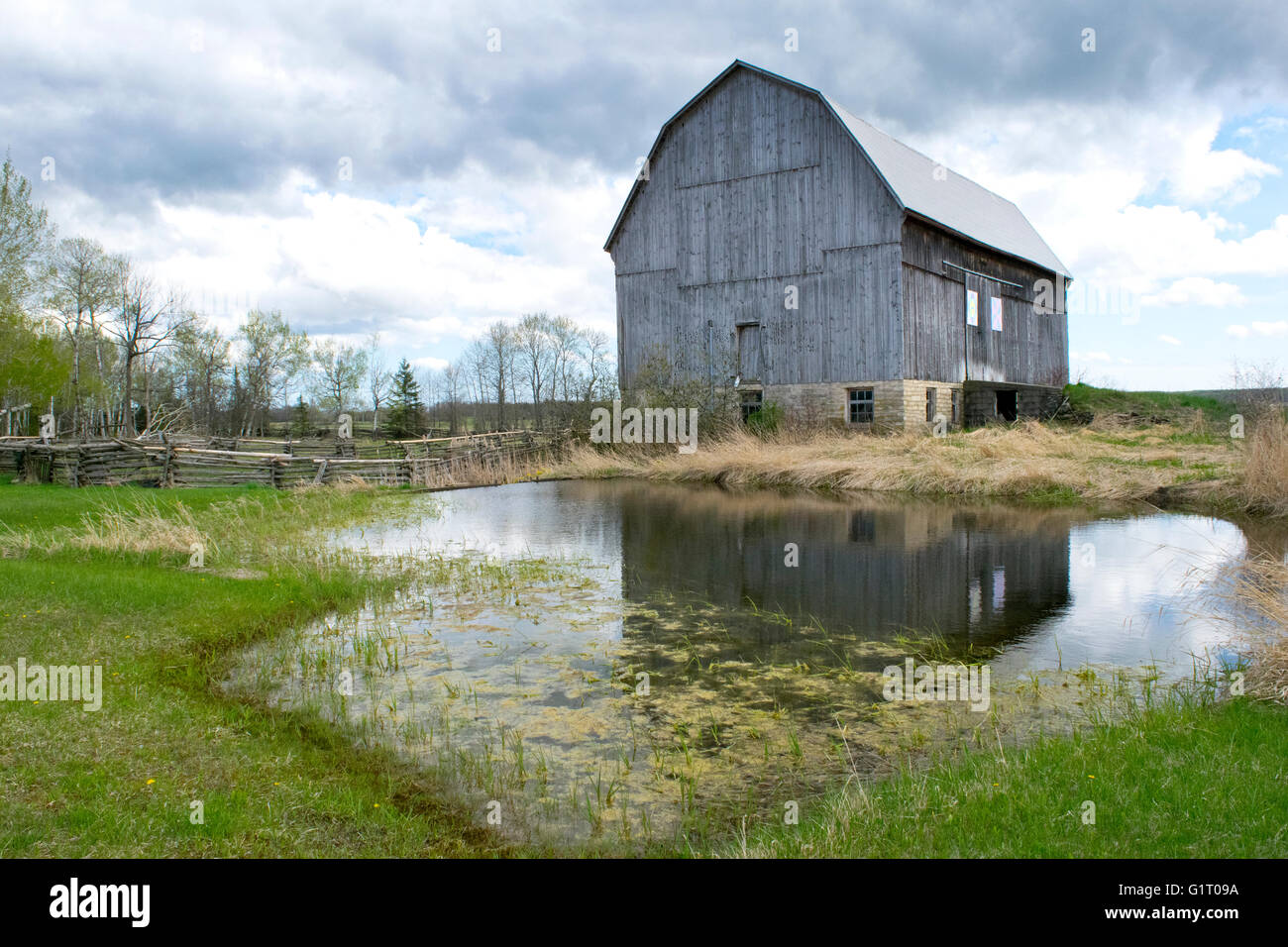 Reflections of a barn in the pond Stock Photo - Alamy