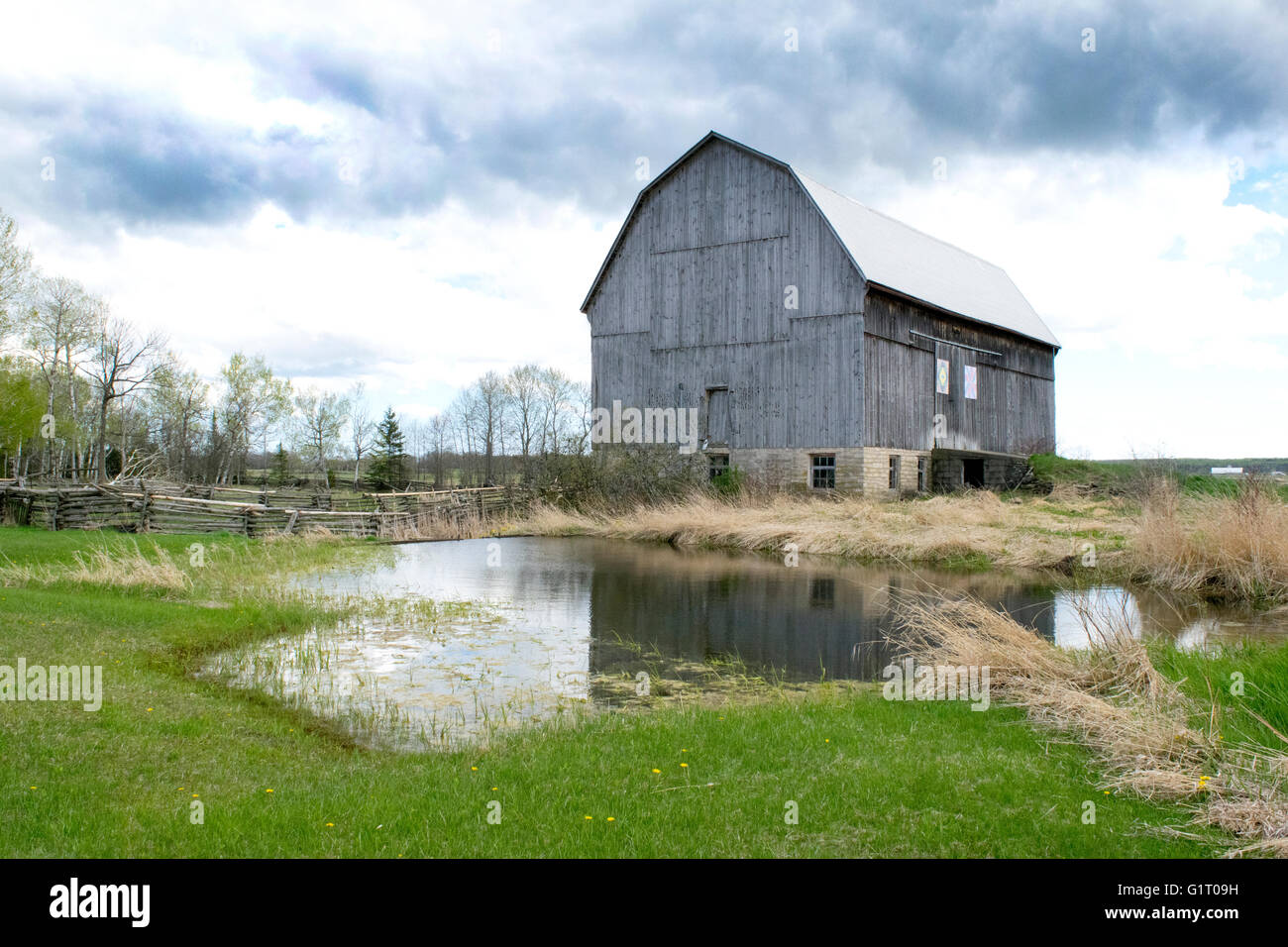 Reflections of a barn in the pond Stock Photo - Alamy