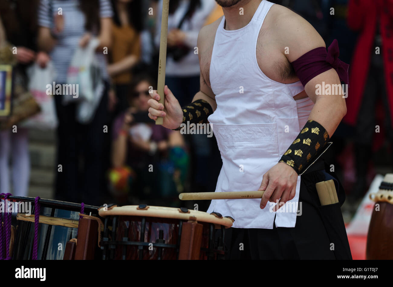 Japanese artist playing on traditional taiko drums Stock Photo - Alamy