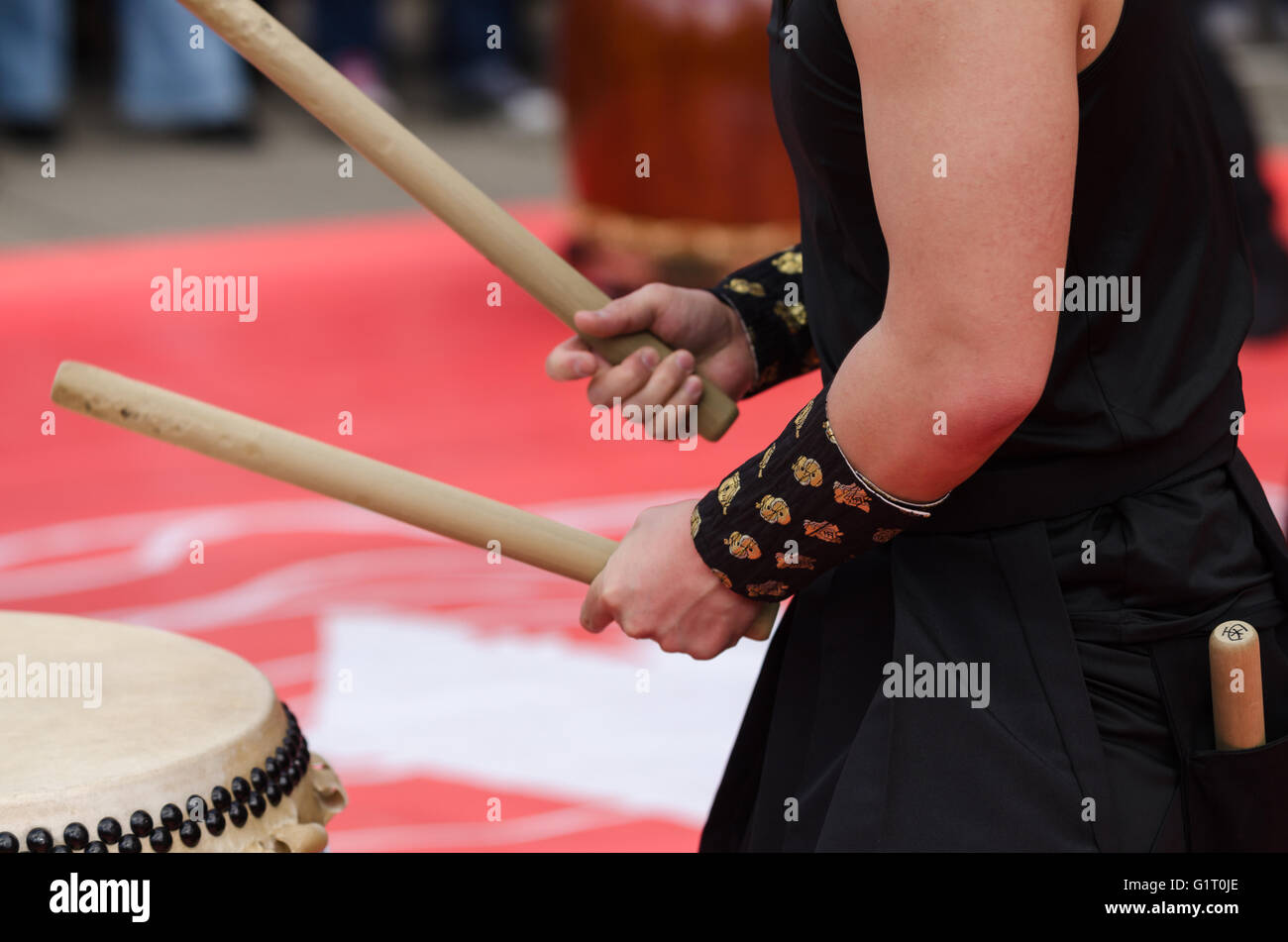 Japanese artist playing on traditional taiko drums Stock Photo - Alamy