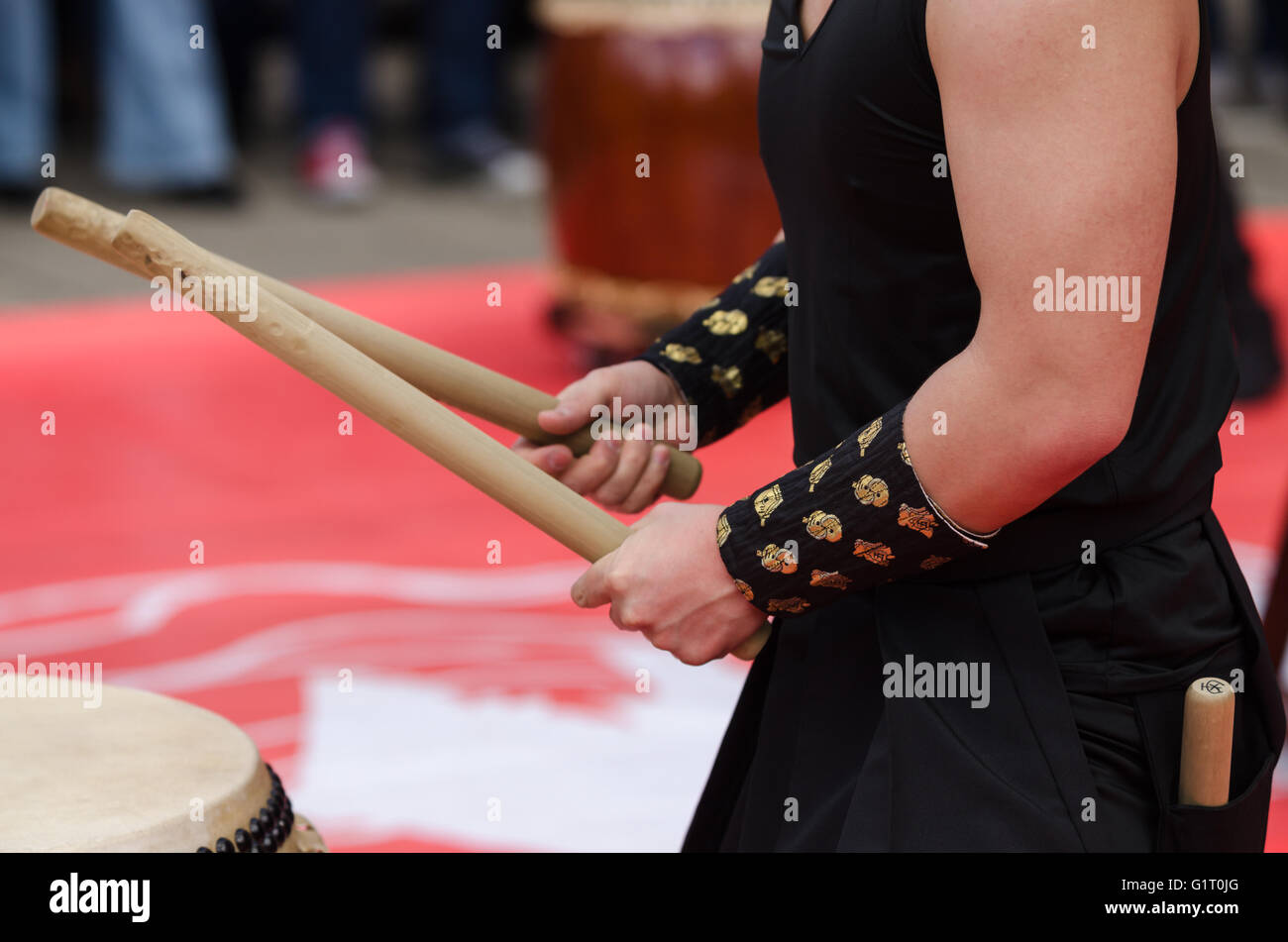 Japanese artist playing on traditional taiko drums Stock Photo - Alamy