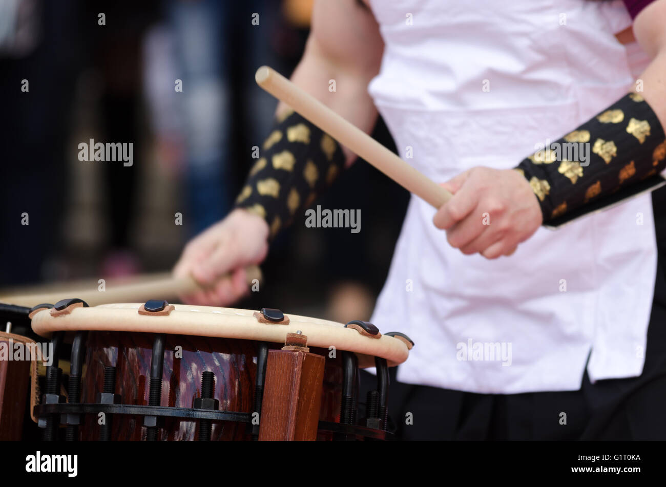 Japanese artist playing on traditional taiko drums Stock Photo - Alamy