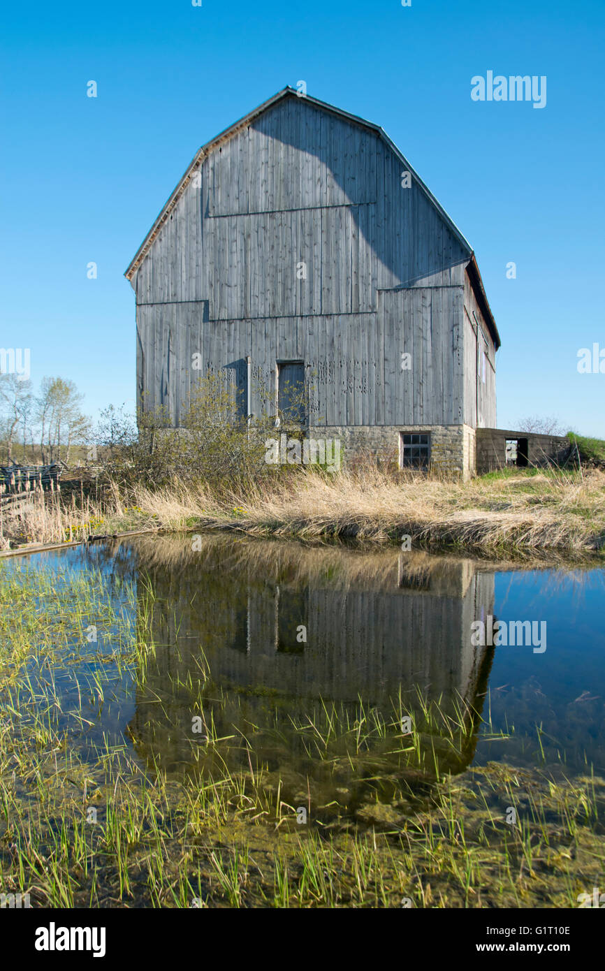 Reflections of a barn in the pond Stock Photo - Alamy