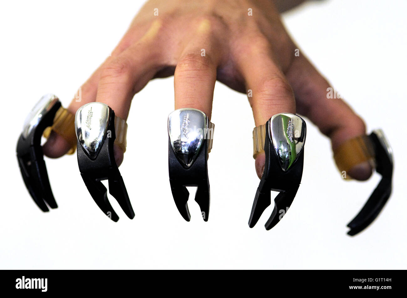 Scissor fingers hi-res stock photography and images - Alamy