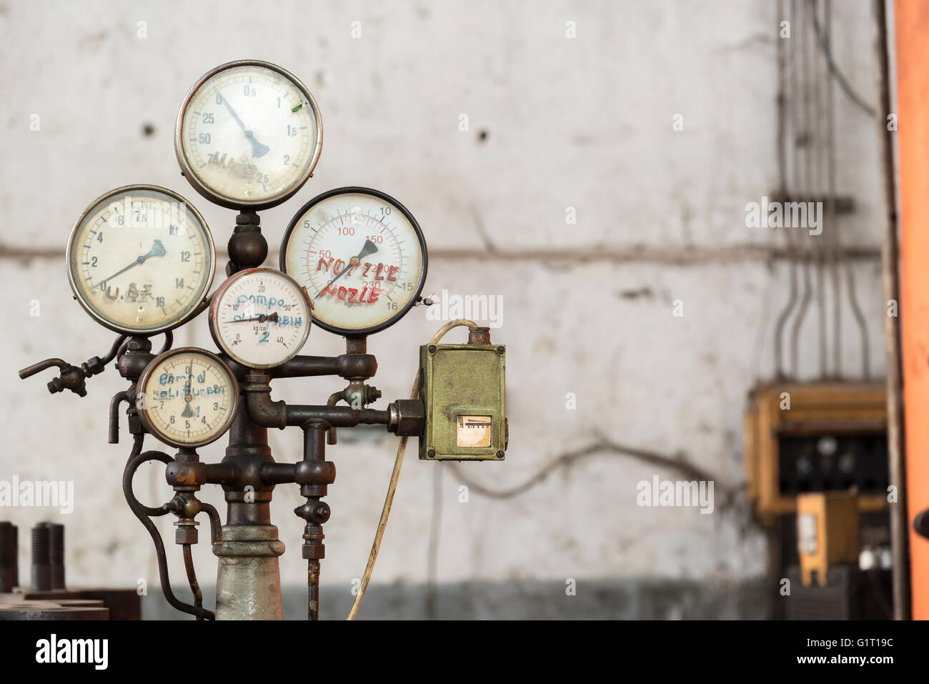 Vintage gauges hi-res stock photography and images - Alamy