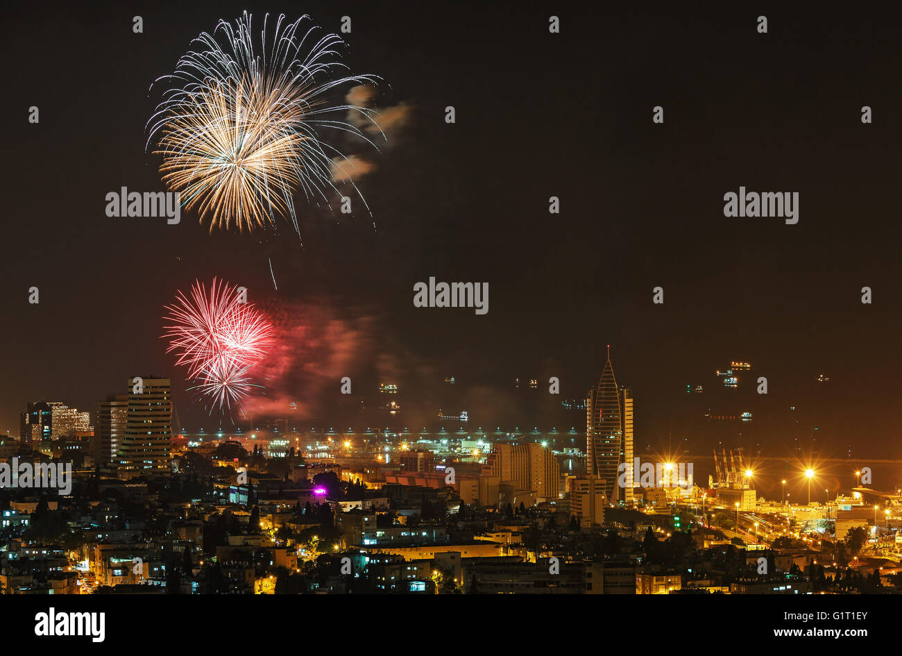 Beautiful fireworks hi-res stock photography and images - Alamy