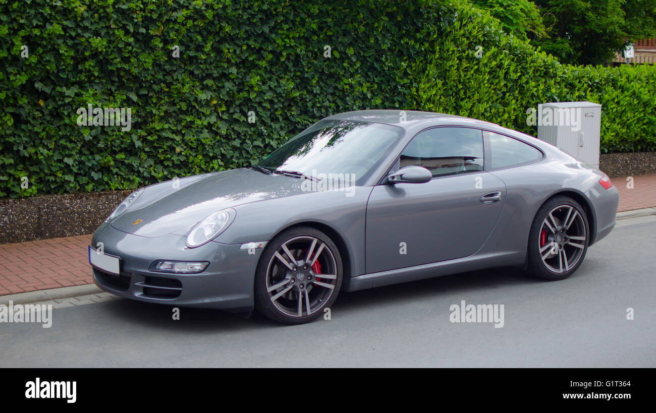 Side view of a Porsche Carrera 4S Stock Photo - Alamy