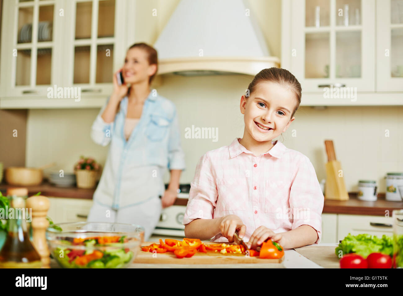 Mother cooking happy family hi-res stock photography and images - Alamy