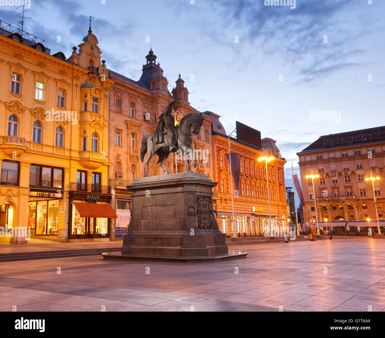 Central european square at night hi-res stock photography and images ...