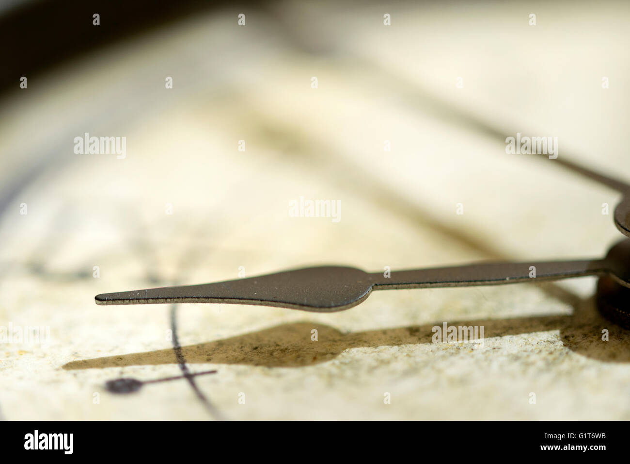 Clock with single hand hi-res stock photography and images - Alamy