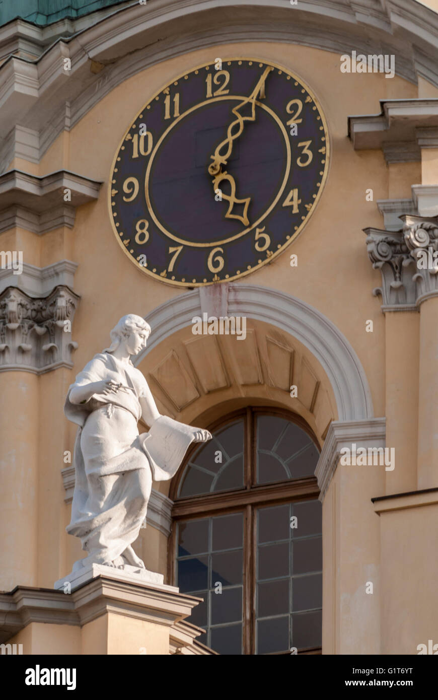 Statue clock hi-res stock photography and images - Alamy
