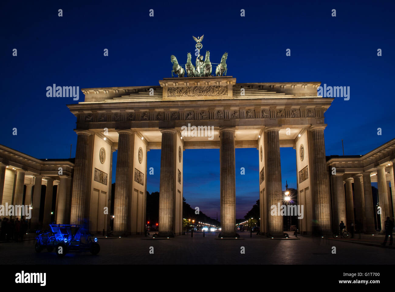 Night view in Branderburger Tor (the brandenburg Gate) in Berlin ...