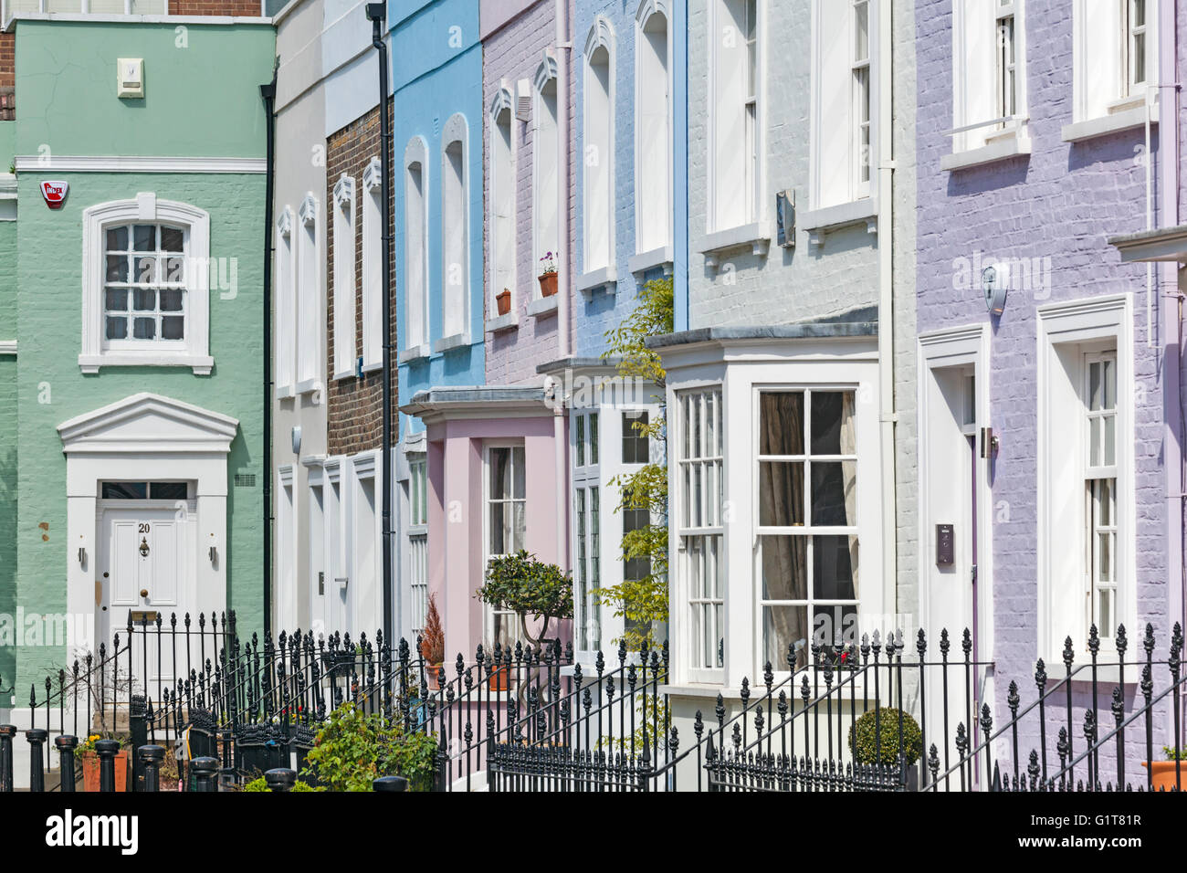 Row of colourful Georgian terraced houses on Bywater Street in Chelsea ...