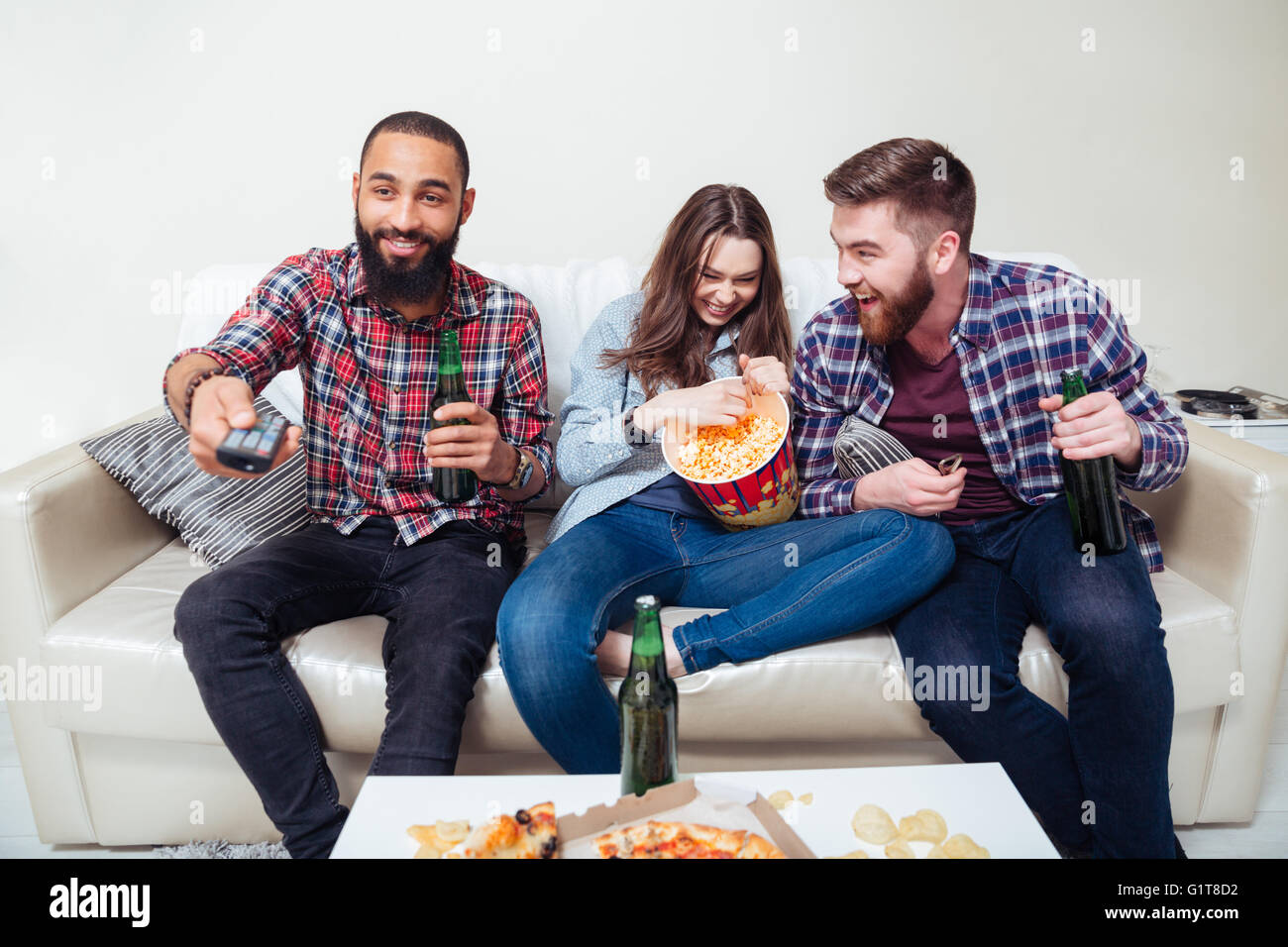 Friends watching tv laughing hi-res stock photography and images - Alamy