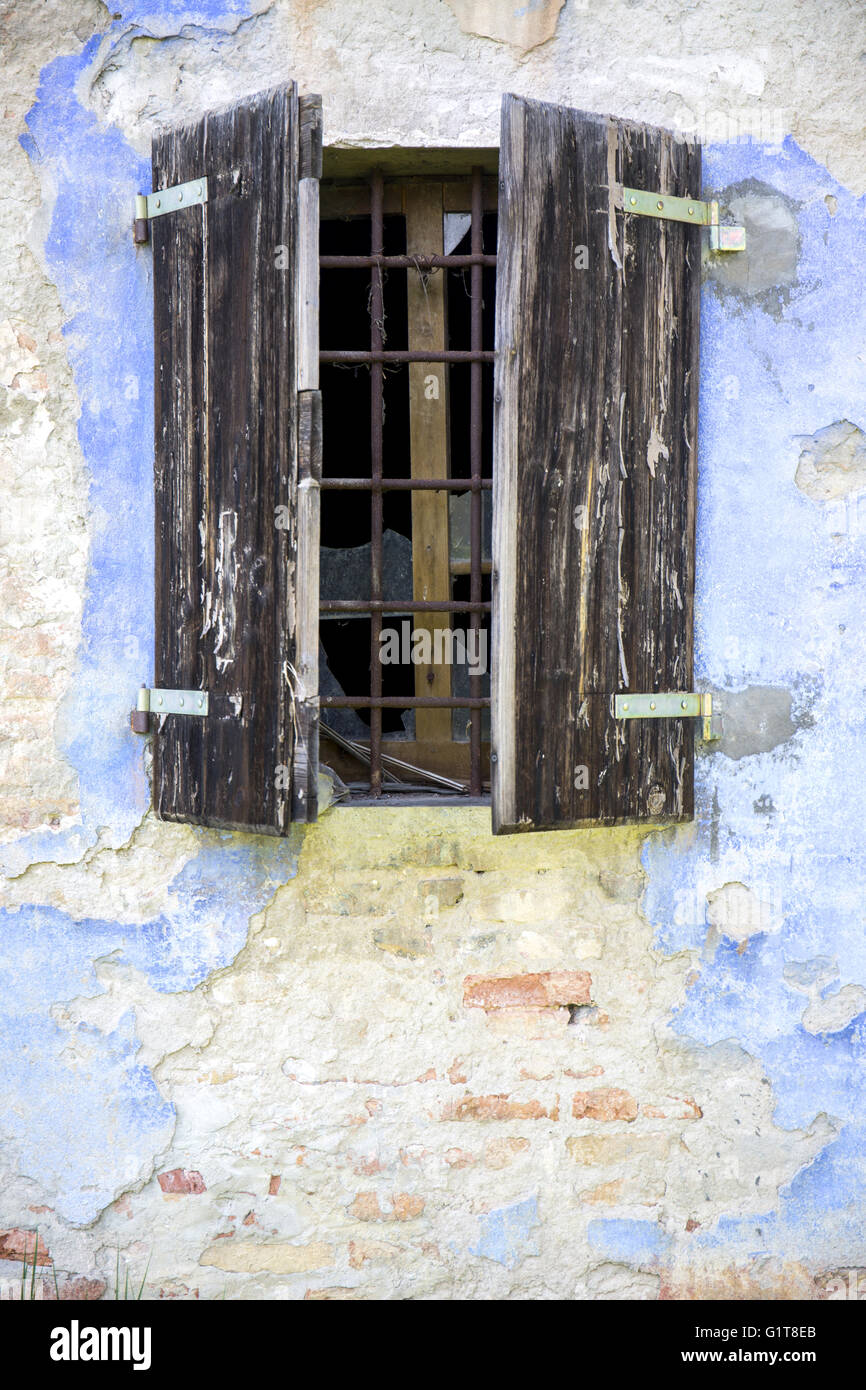 Old farmhouse windows hi-res stock photography and images - Alamy