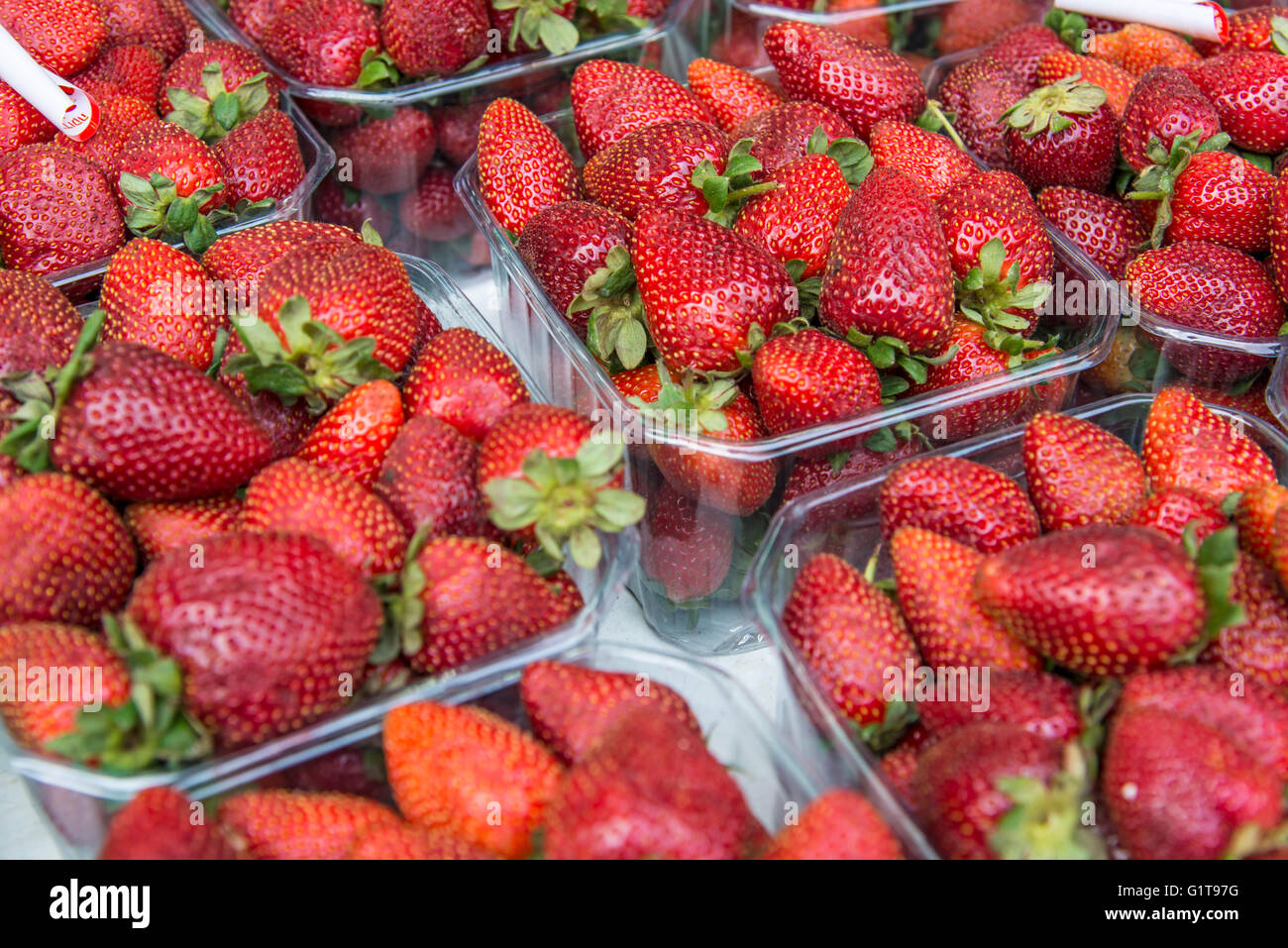 Grocery store strawberry display hi-res stock photography and images ...