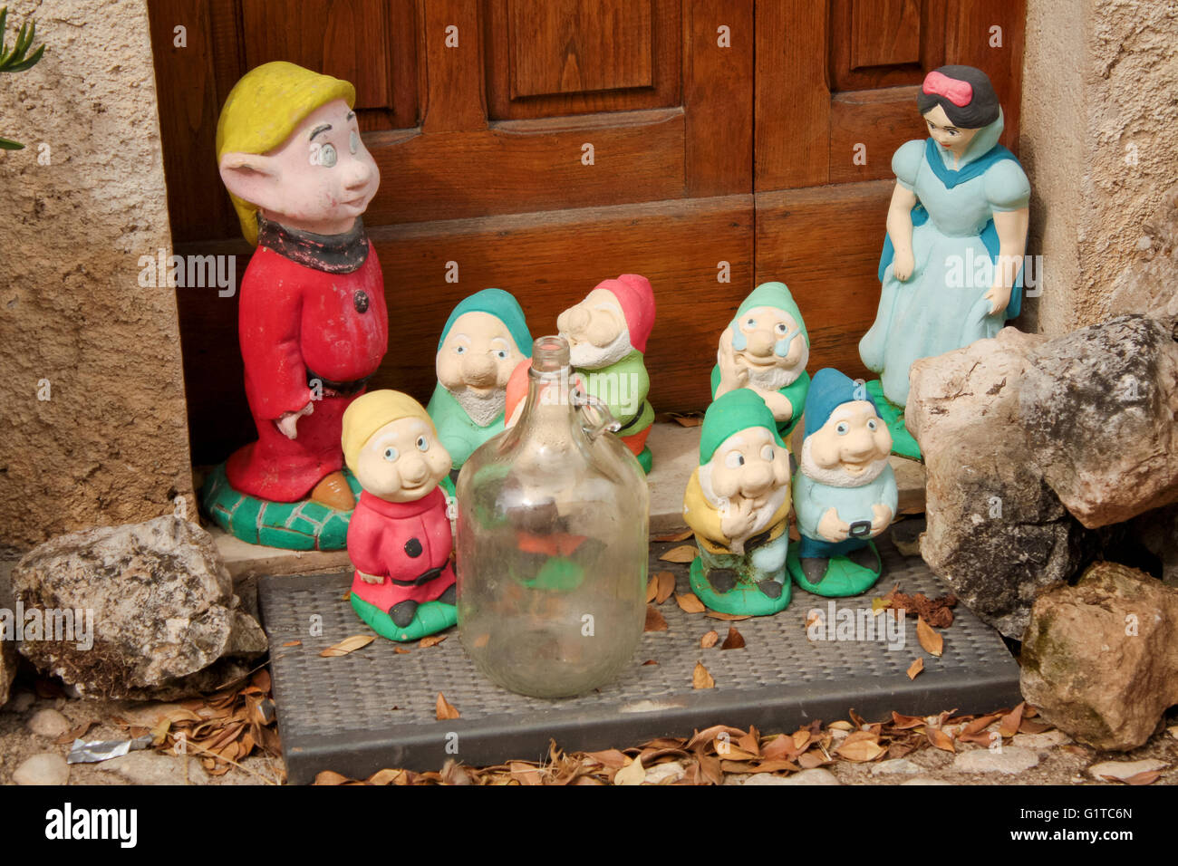 Dwarf statue hi-res stock photography and images - Alamy