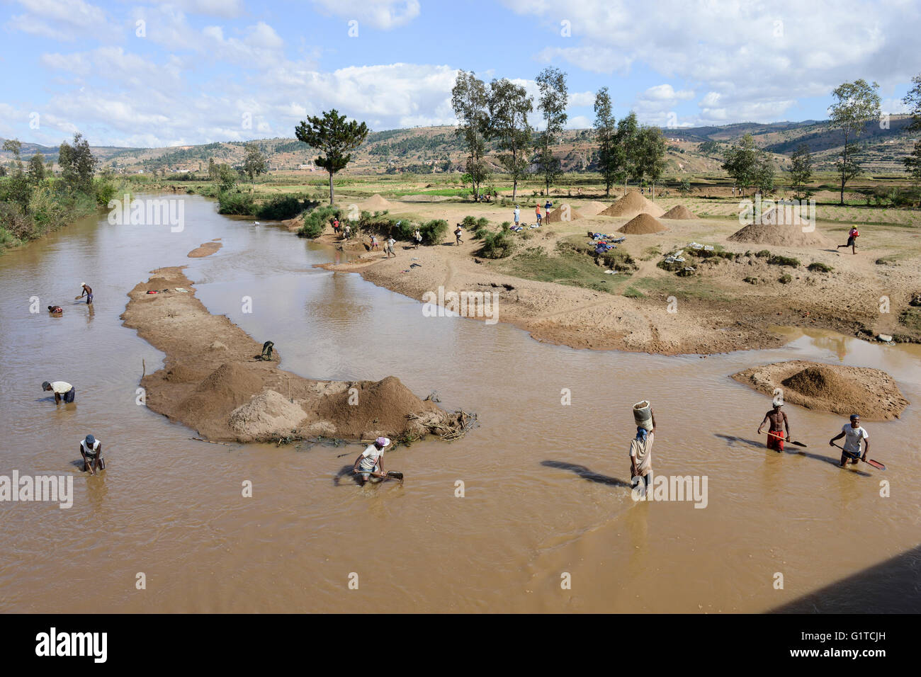 MADAGASCAR, sand mining in river / MADAGASKAR, Fahrt von Antananarivo ...