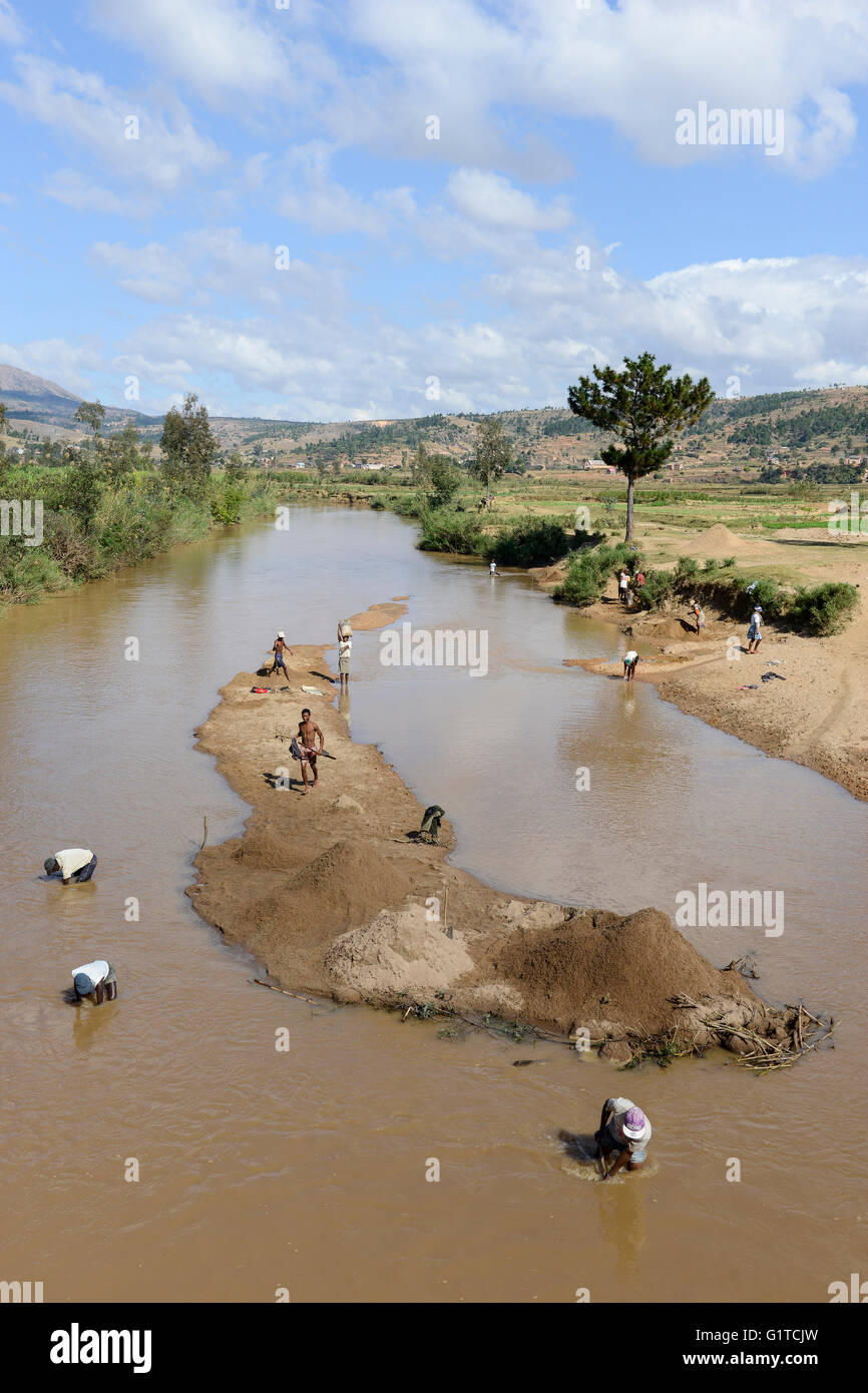 MADAGASCAR, sand mining in river / MADAGASKAR, Fahrt von Antananarivo ...