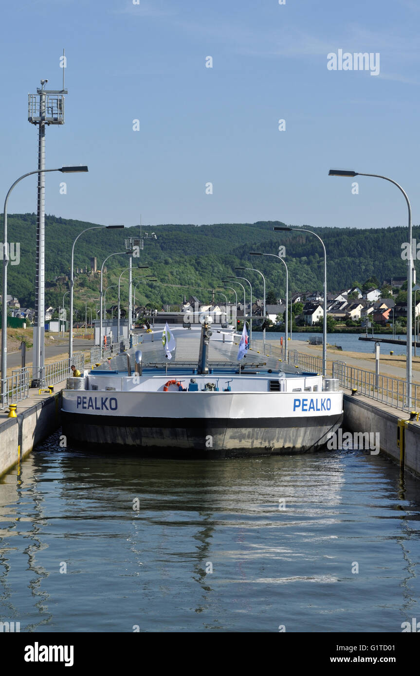 Barge entering lock hi-res stock photography and images - Alamy
