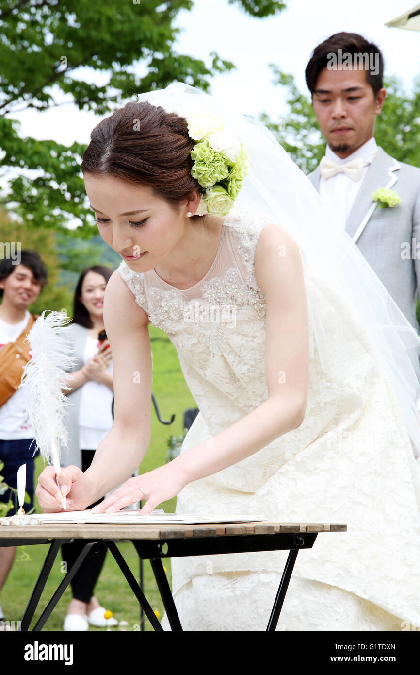 Japanese bride signing wedding certificate Stock Photo - Alamy