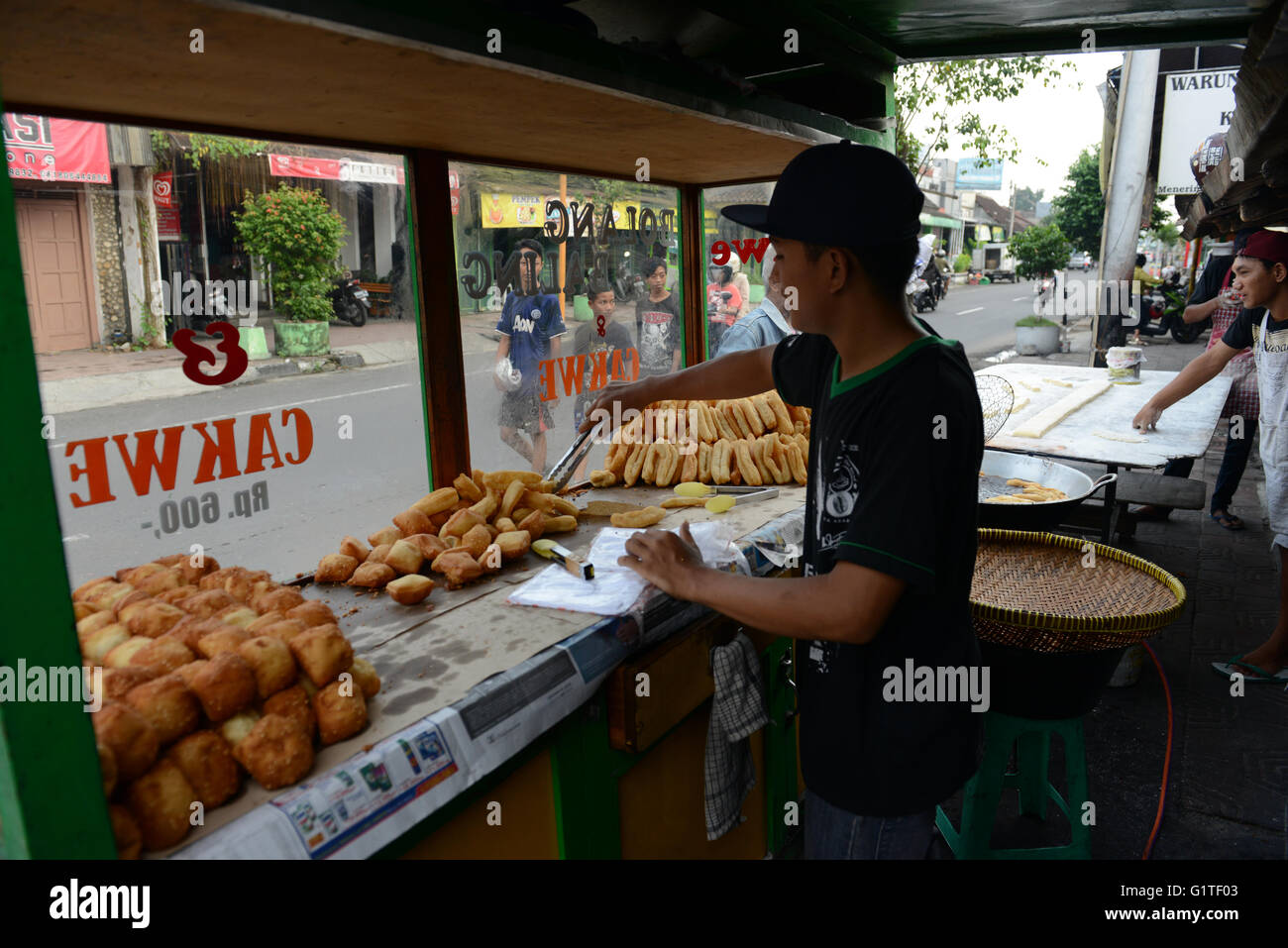 Bread vendor hi-res stock photography and images - Alamy