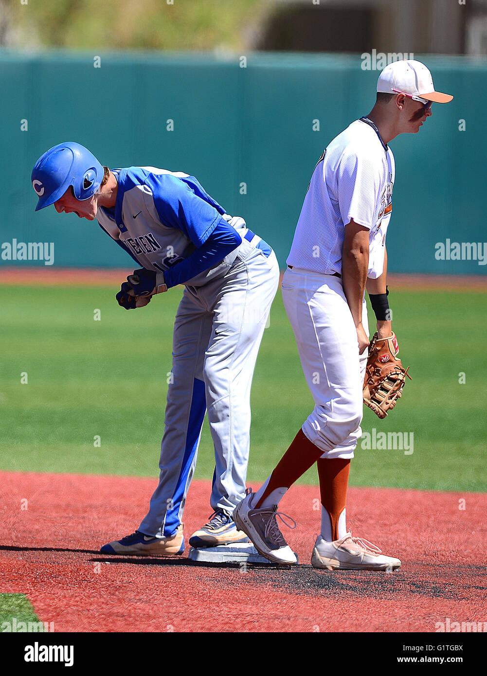 Stealing base baseball hi-res stock photography and images - Alamy