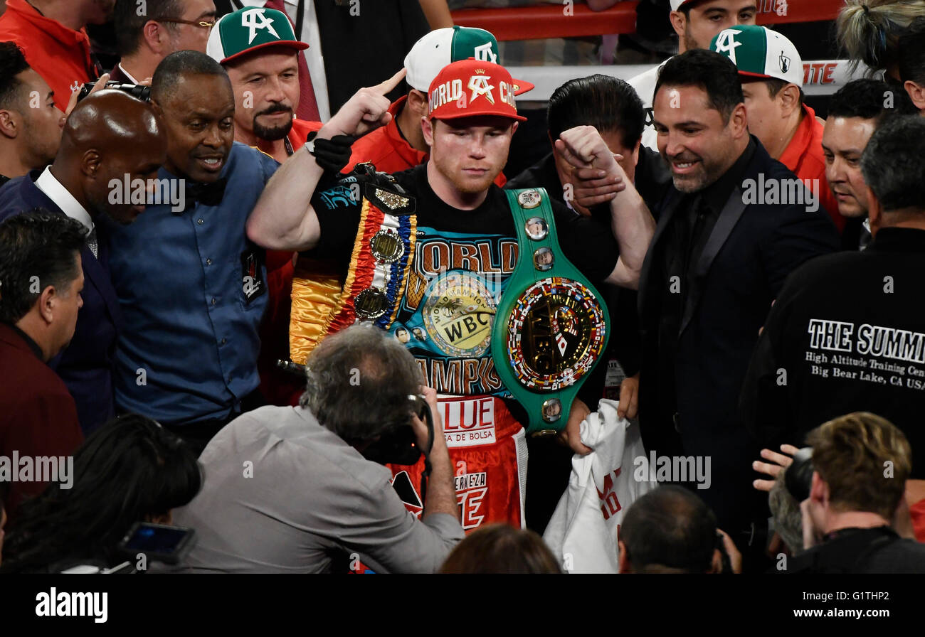 (L) Mexico's Canelo Alvarez with Golden Boy promoter Oscar De La Hoya(R ...