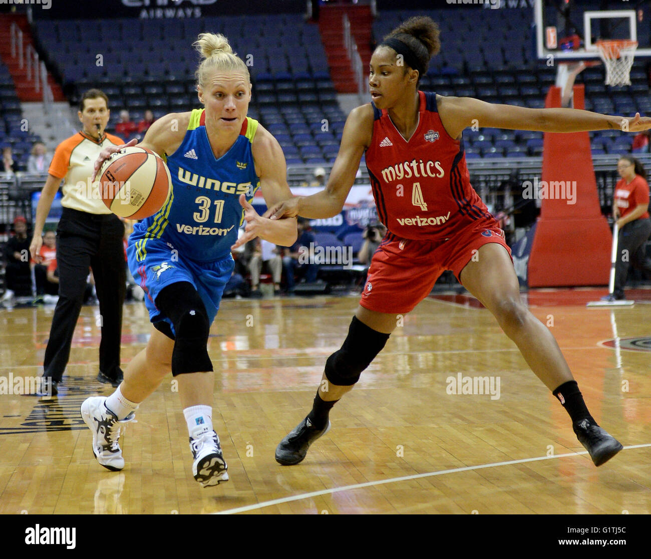 Washington, DC, USA. 18th May, 2016. 20160518 - Dallas Wings guard ERIN ...