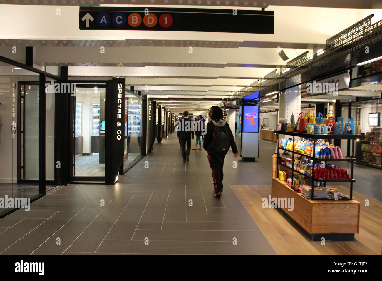 The dining hall "Turn Style" in the New York subway station "59 St ...
